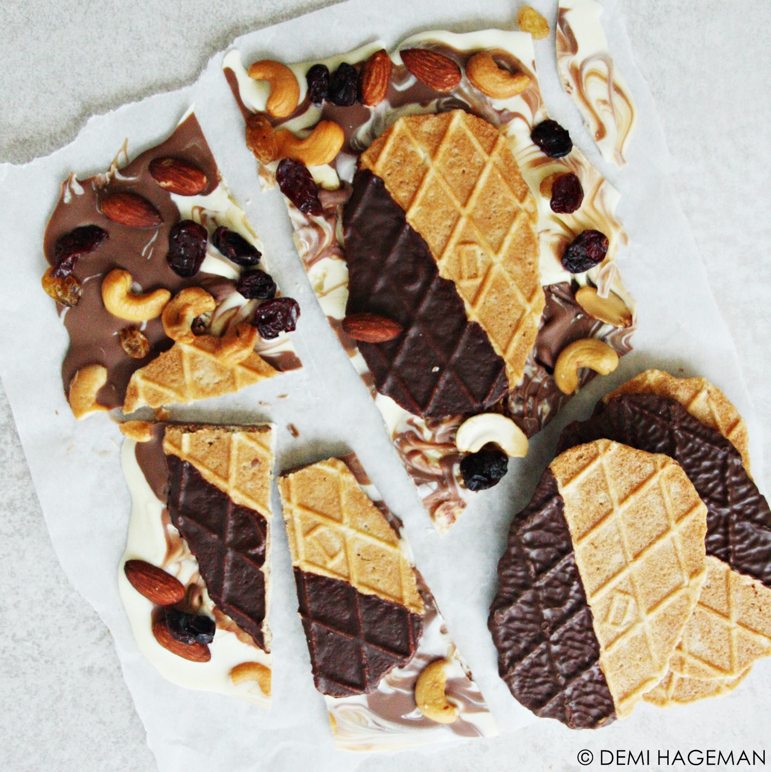 Chocoladereep maken met biscuit en noten - StudioKOOK