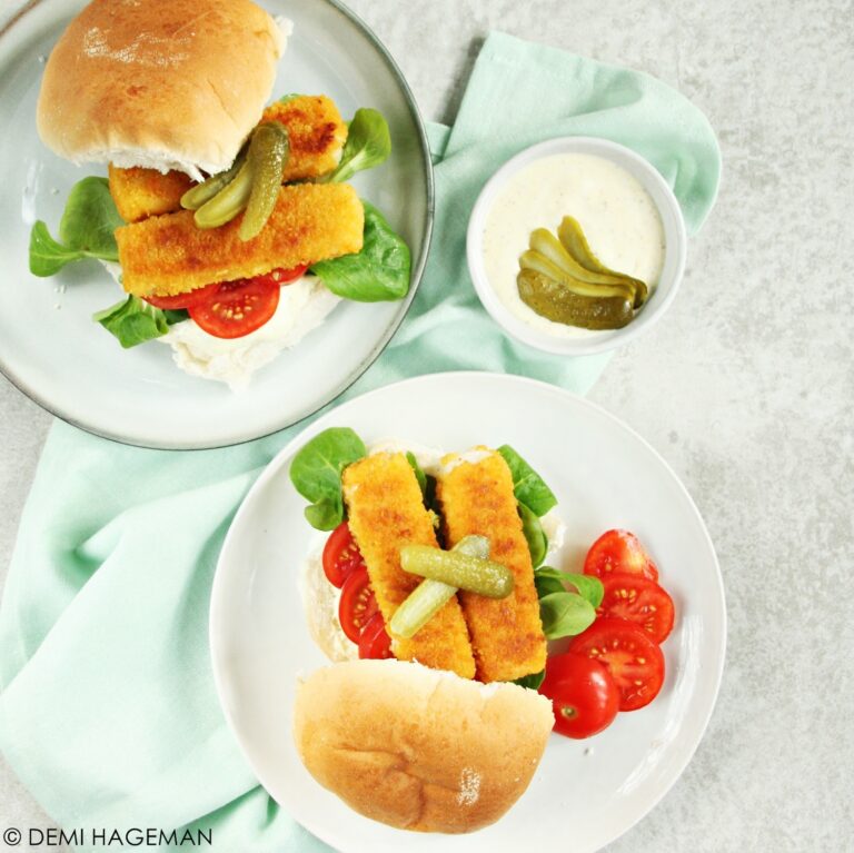 Broodje visstick met honing-mosterdsaus en augurk - StudioKOOK