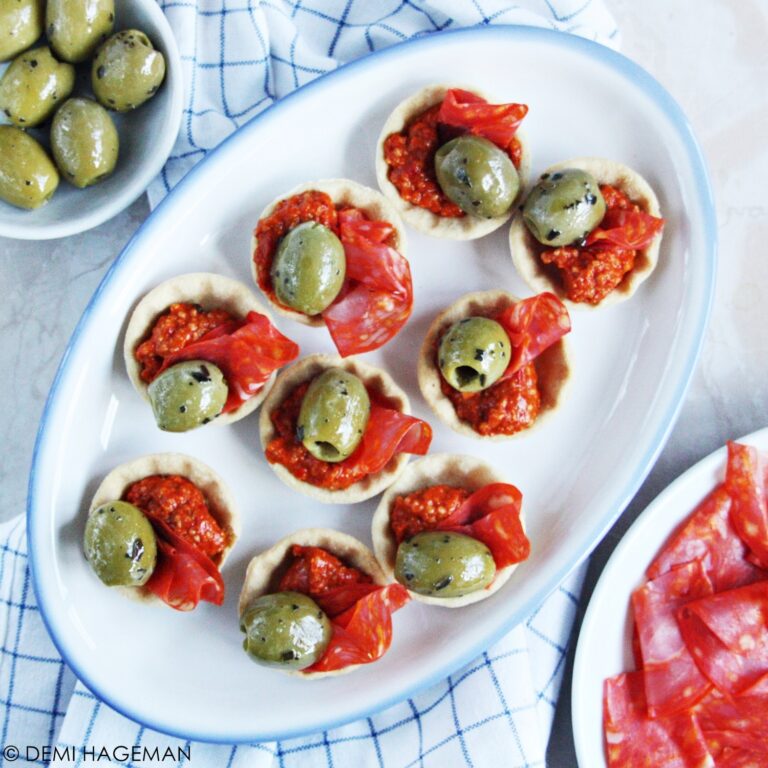 Muhammara amuses met chorizo en olijf - StudioKOOK
