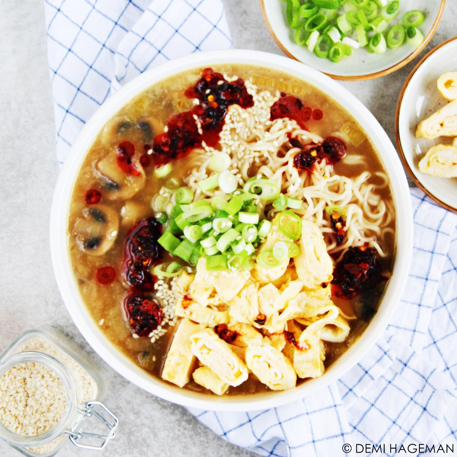 Miso ramen met gekaramliseerde prei, champignons en chili olie - StudioKOOK