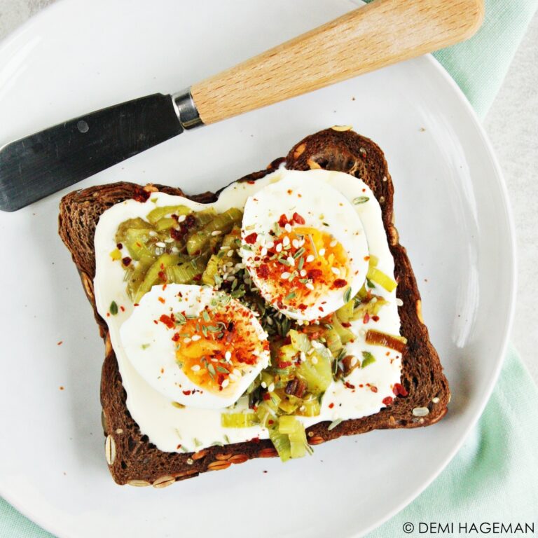 Muhamarra toast met feta en rode ui - StudioKOOK