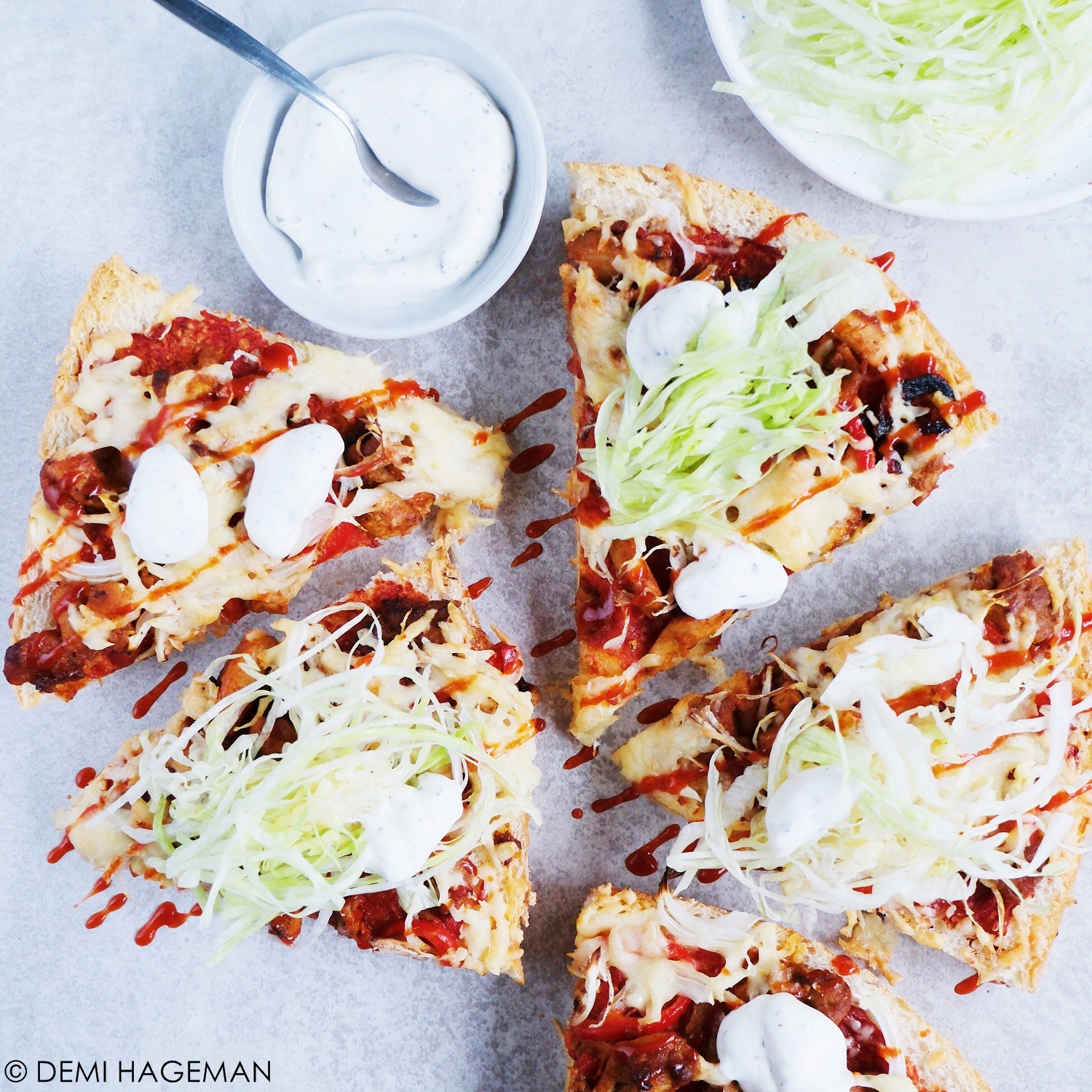 Shoarma pizza met knoflooksaus en ijsbergsla - StudioKOOK