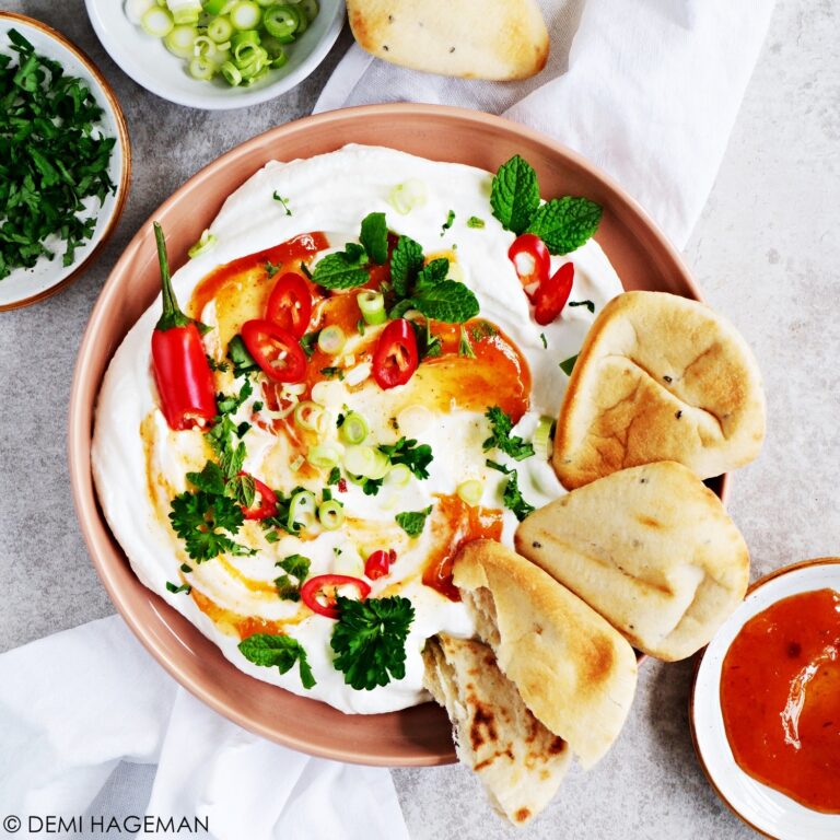 Opgeklopte huttenkase met pesto en tomaat (whipped cottage cheese ...
